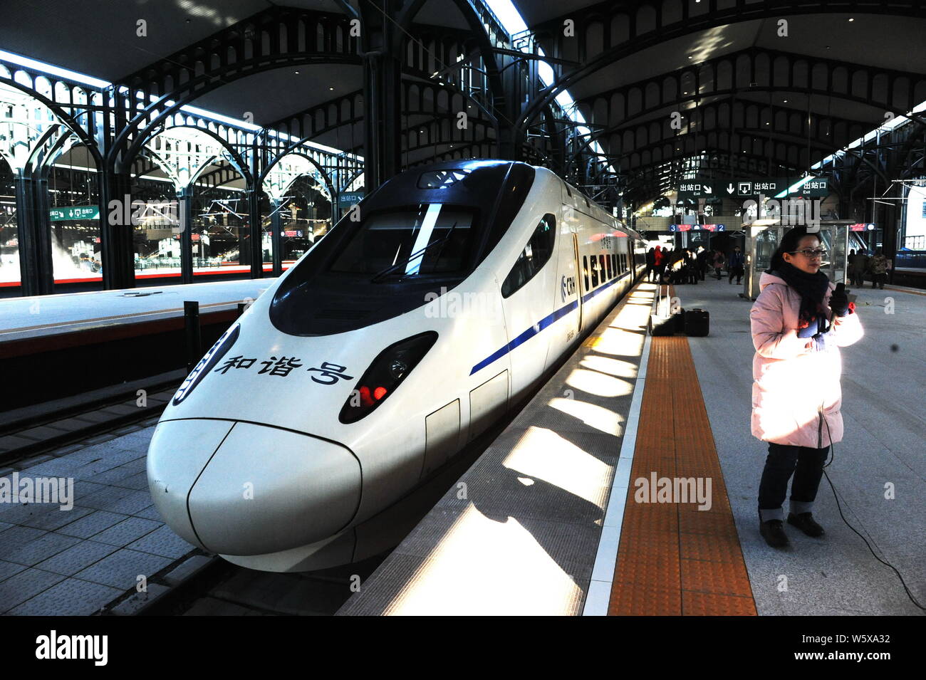 Die Passagiere an Bord eines High-speed Bullet Zug nach Mudanjiang bei ...