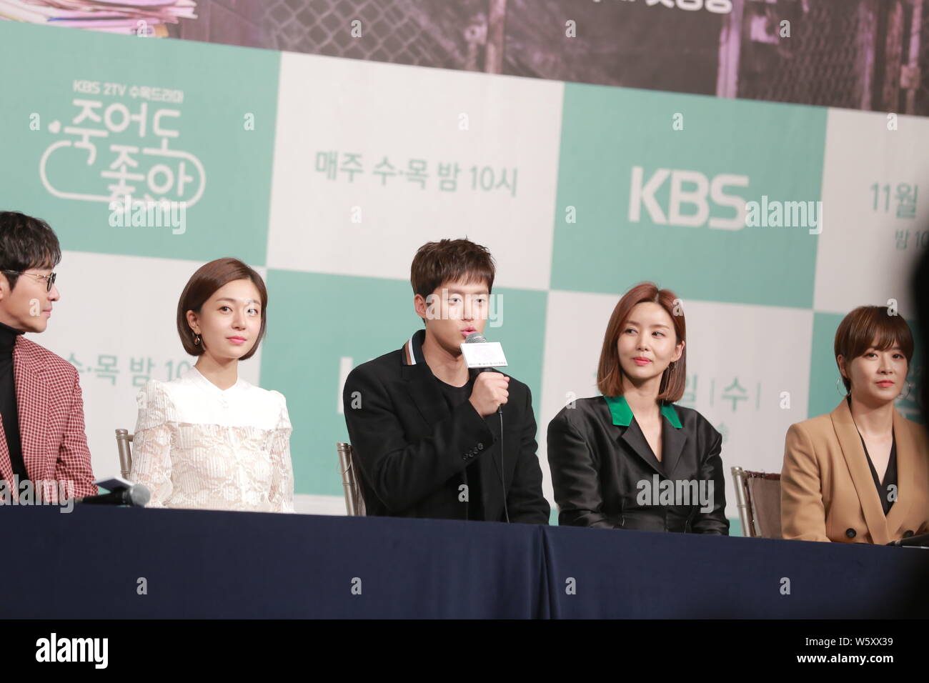 Von Links Koreanische Schauspieler Kang Ji Hwan Schauspielerin Baek Jin Hee Schauspieler