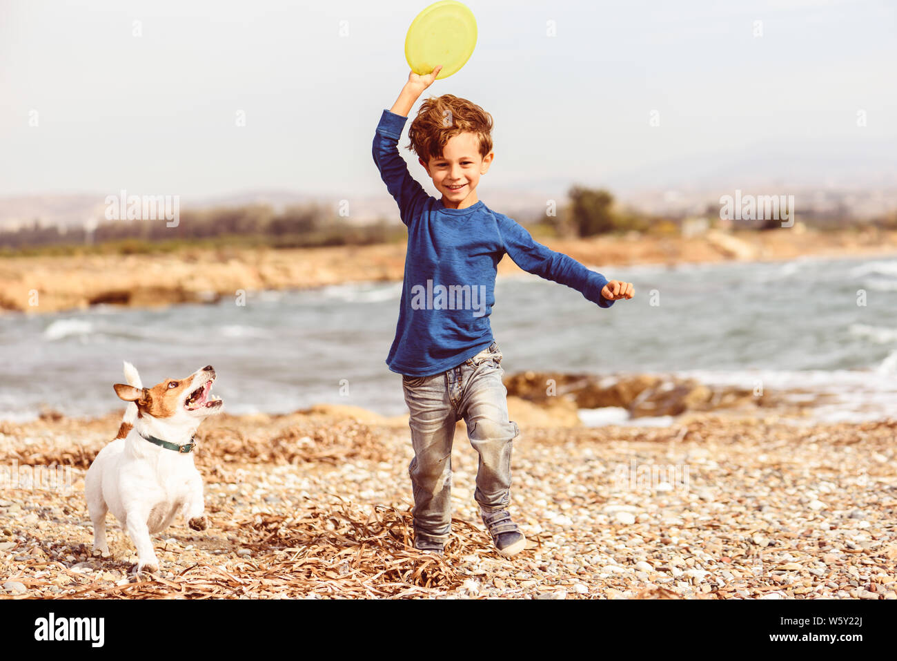 Kind Mit Dem Hund Stockfotos und -bilder Kaufen - Alamy