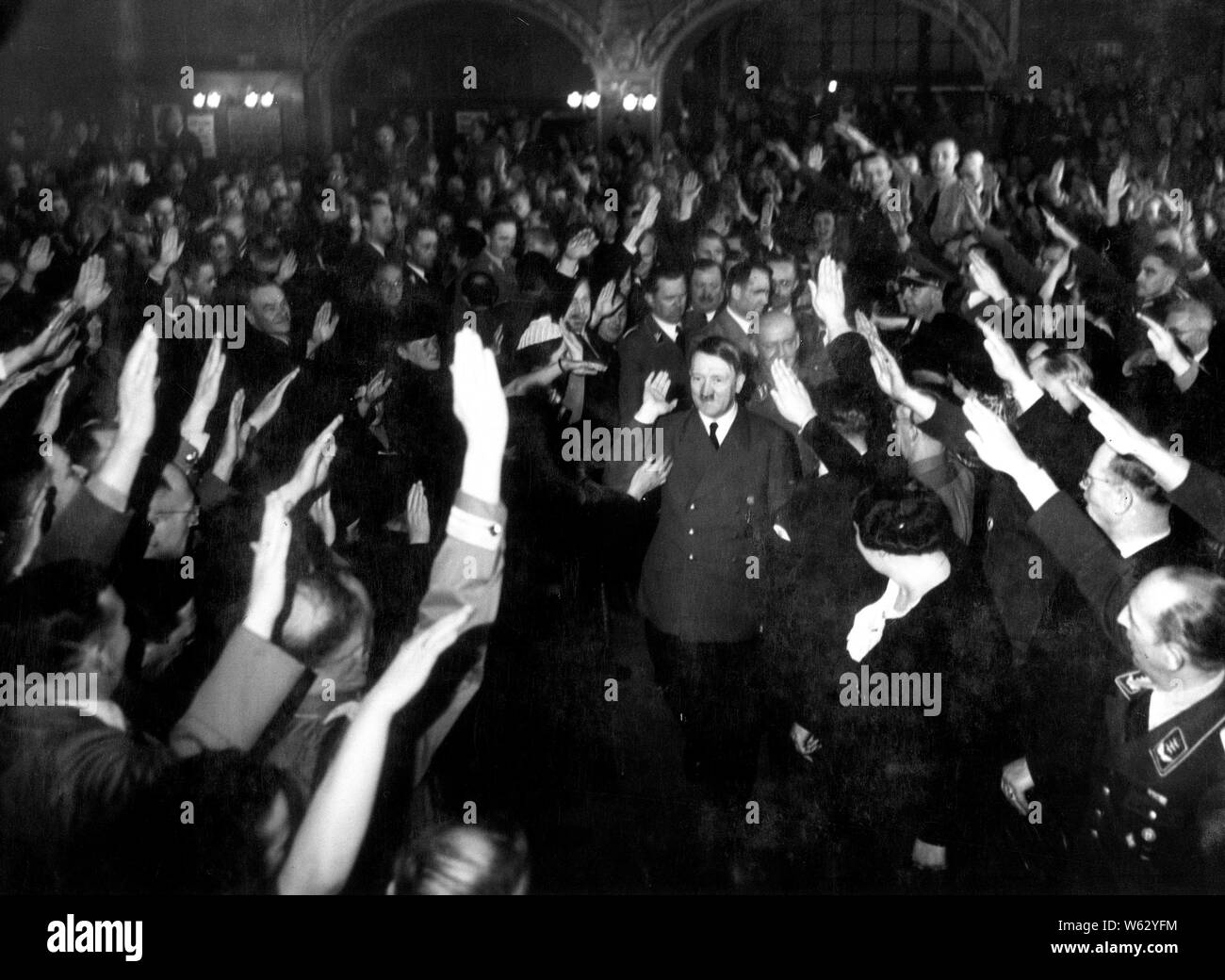 Adolf hitler weltkrieg mit heil hitler salut Schwarzweiß-Stockfotos und ...