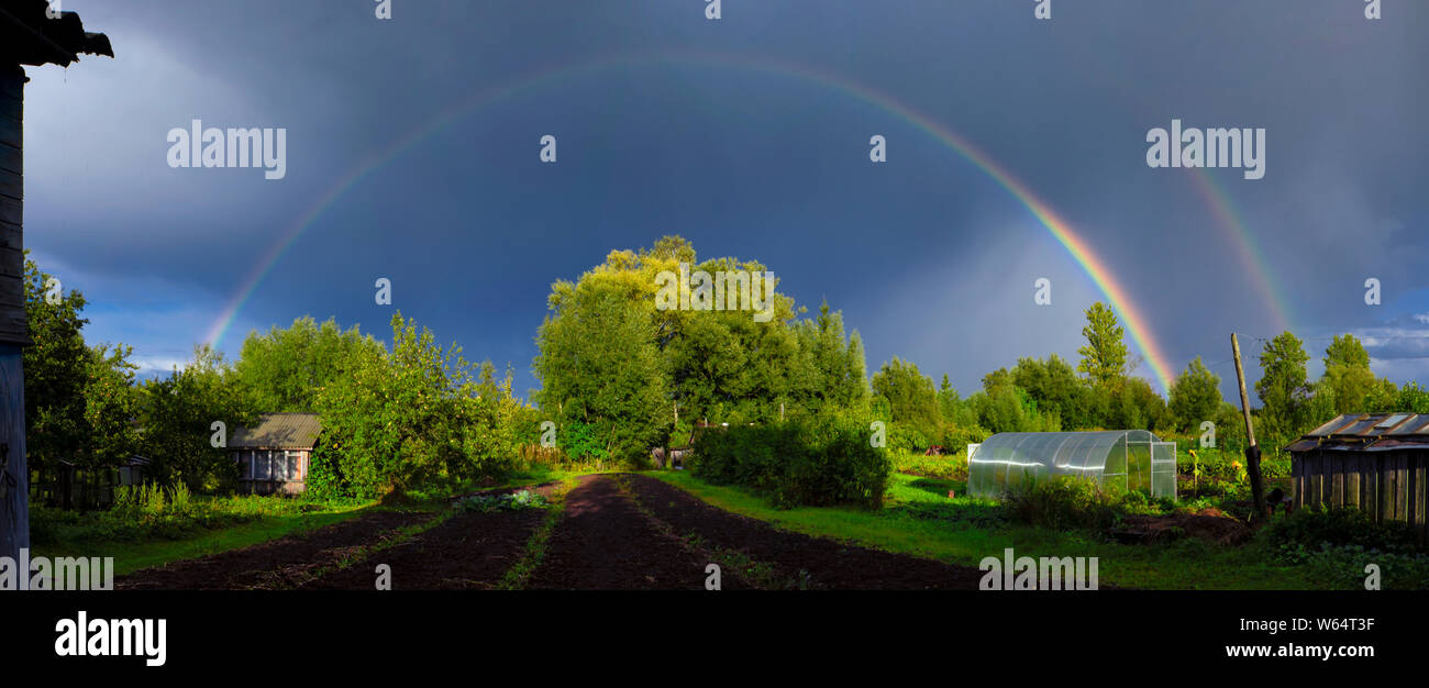 Bogen Des Regenbogens Stockfotos und -bilder Kaufen - Alamy