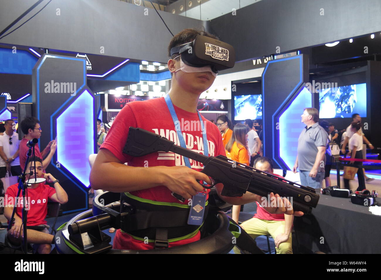 Ein Besucher versucht, eine Noitom VR (Virtual Reality) Gerät zu virtuellen Online Shopping auf ...