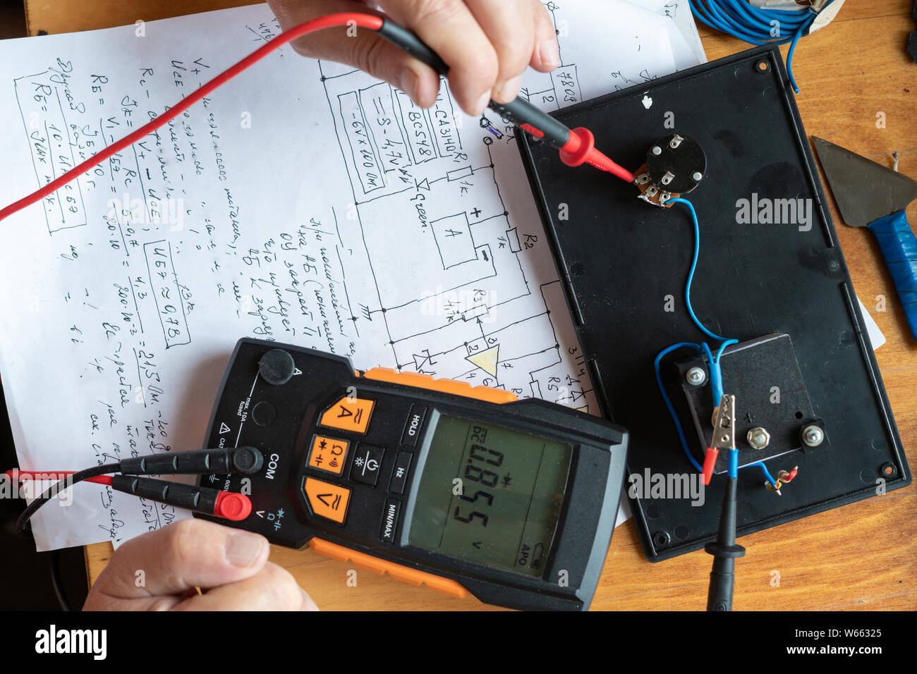 Die elektrischen Messungen mit Multimeter, das Testen der Geräte ...