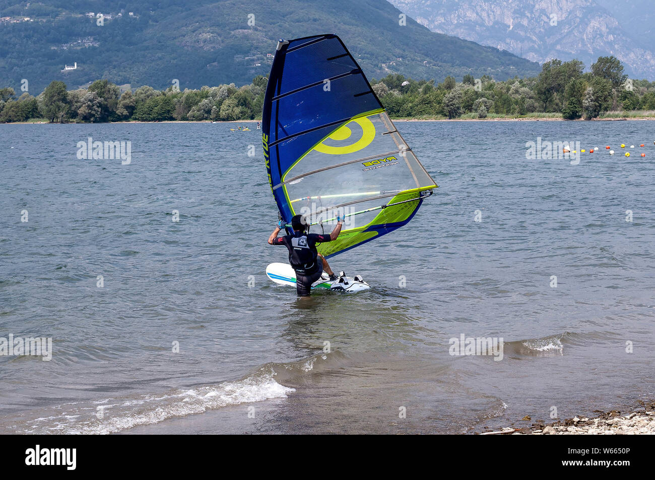 Windsurfing silhouette -Fotos und -Bildmaterial in hoher Auflösung – Alamy