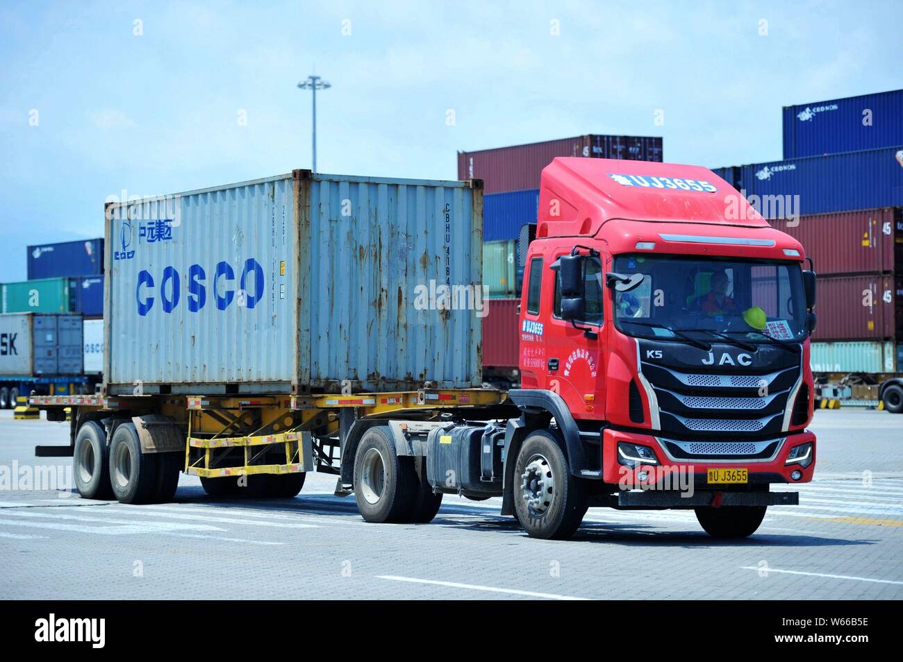 Ein LKW-Transporte einen Behälter mit COSCO Versand Ausland auf einem ...