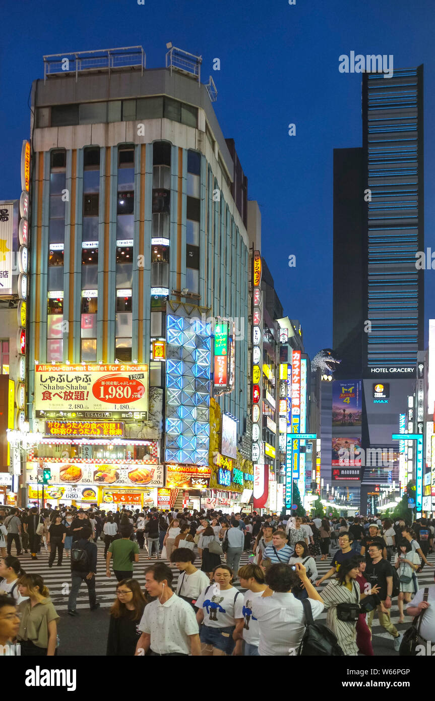 Nachtleben tokyo -Fotos und -Bildmaterial in hoher Auflösung – Alamy
