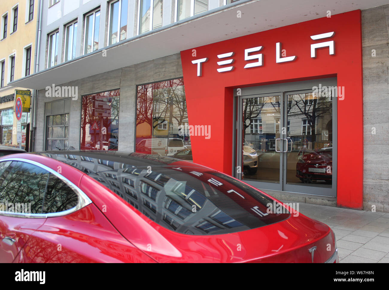 Tesla store -Fotos und -Bildmaterial in hoher Auflösung – Alamy