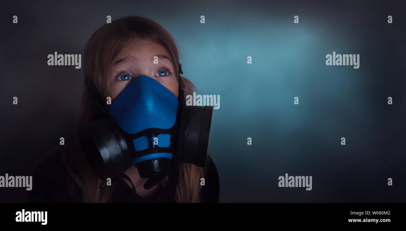 Junge Mädchen tragen Atemschutz Gasmaske, Portrait. Auswirkungen der ...