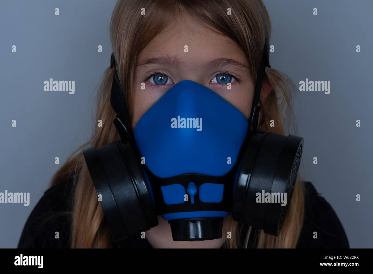Gasmask girl -Fotos und -Bildmaterial in hoher Auflösung – Alamy