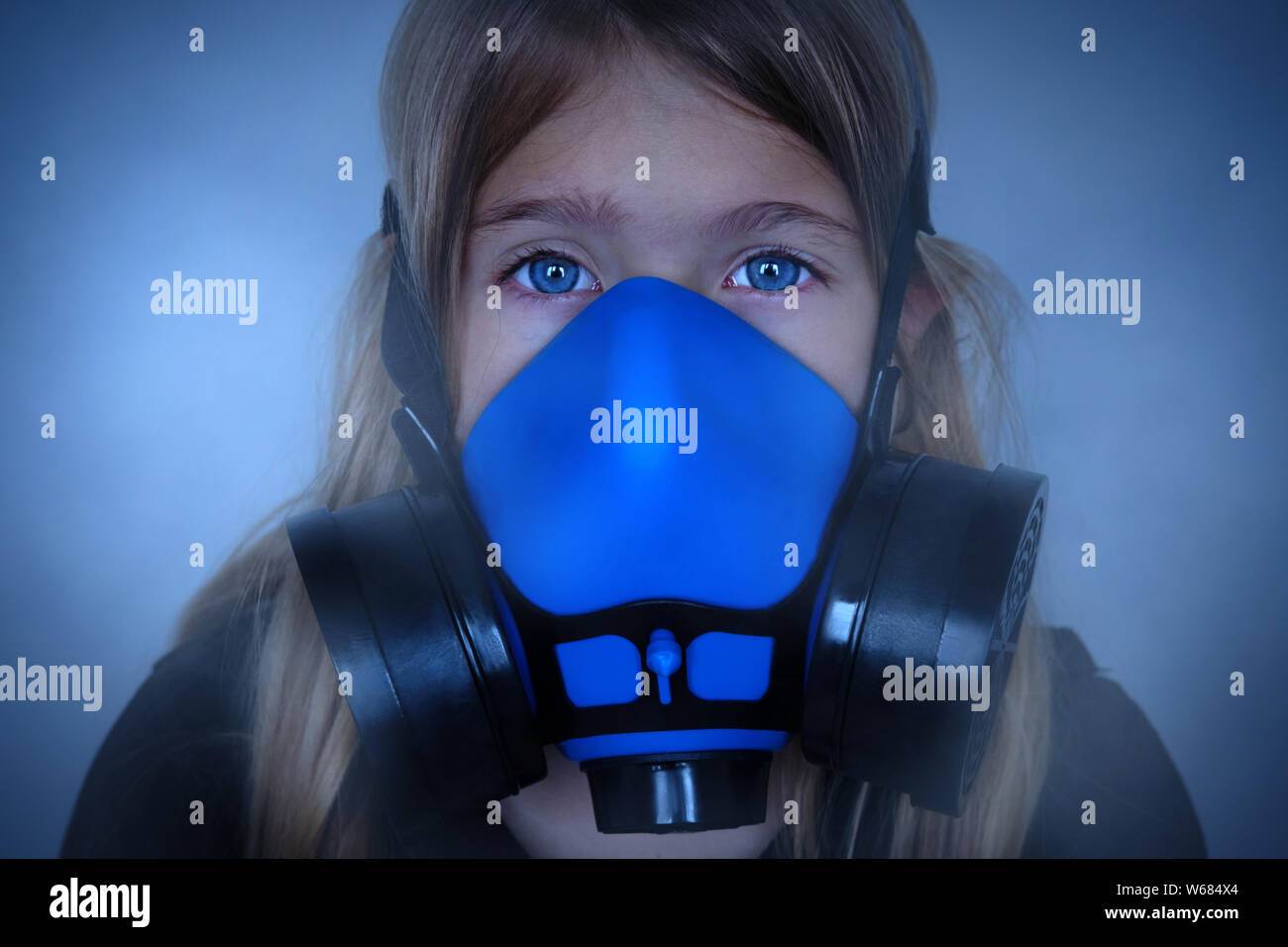Gasmask girl -Fotos und -Bildmaterial in hoher Auflösung – Alamy