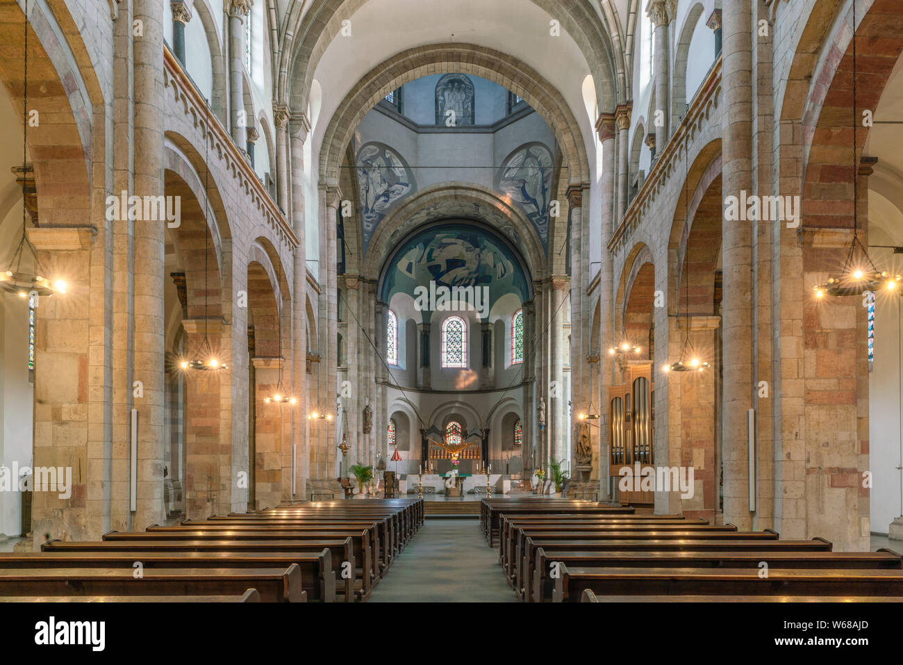 Deutschland, Köln - Juli 17, 2019: Blick in das Seitenschiff der ...