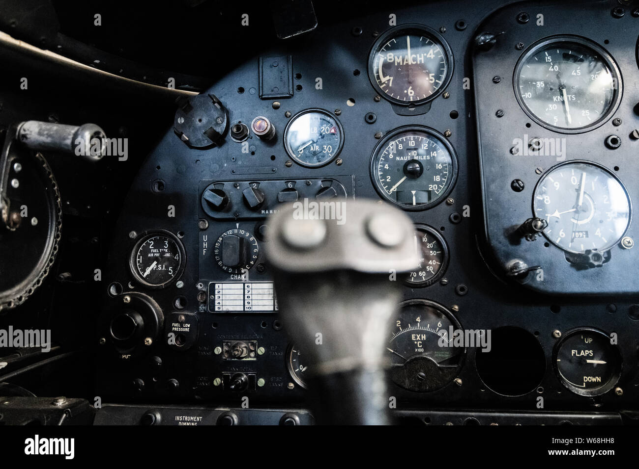 Alte flugzeug cockpit instrumente -Fotos und -Bildmaterial in hoher ...