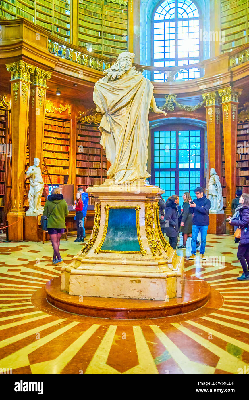 Statue von kaiser karl vi -Fotos und -Bildmaterial in hoher Auflösung ...