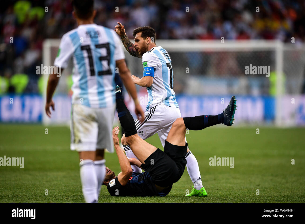 Lionel Messi von Argentinien, rechts, Herausforderungen Ivan Strinic ...
