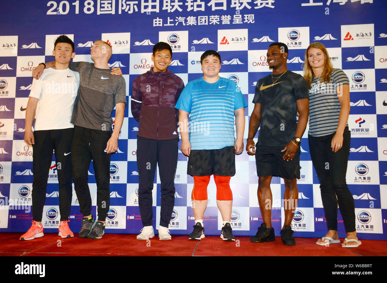 (Von links) Chinesische pole vaulter Xue Changrui, Amerikanische pole ...