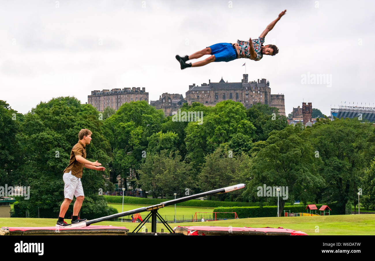 Teeterboard circus -Fotos und -Bildmaterial in hoher Auflösung – Alamy
