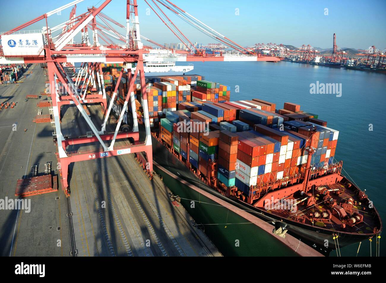 Ein Frachtschiff mit Containern im Ausland versandt werden Schlafplätze ...