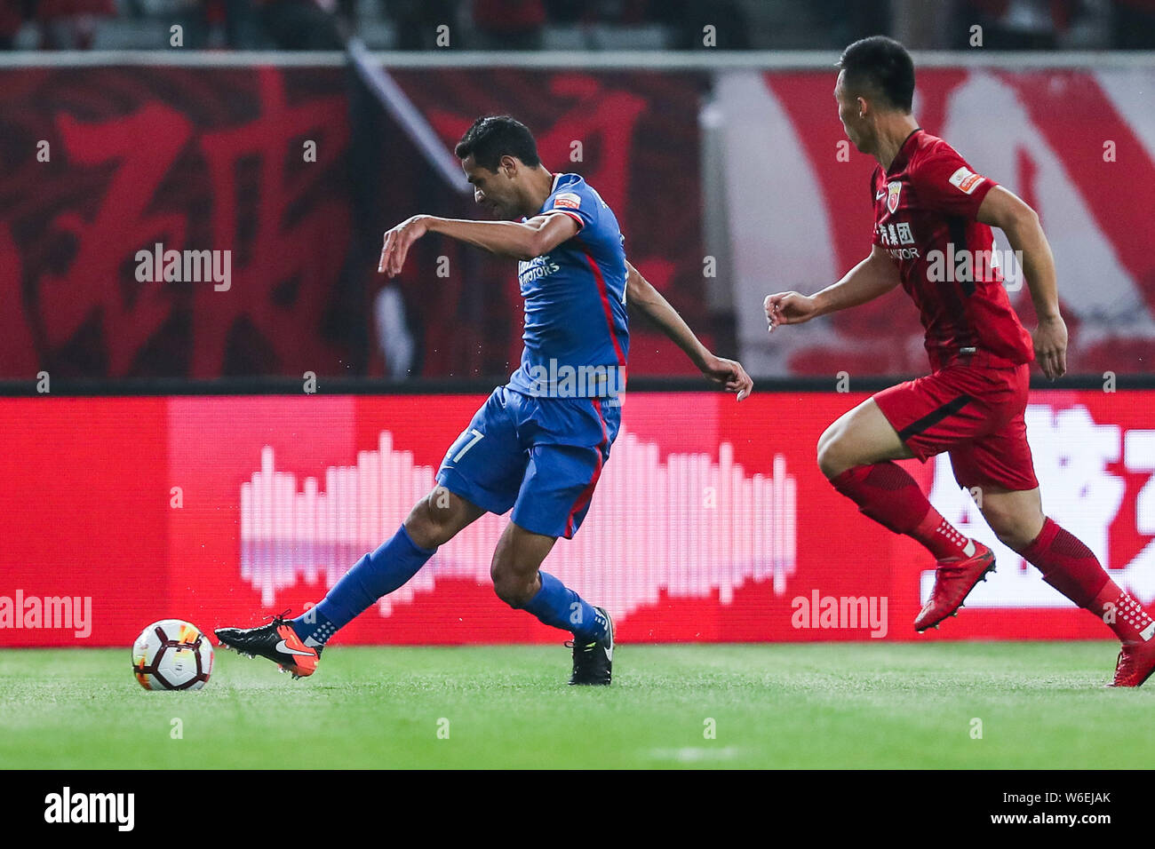 Brasilianische Fußballspieler Alan Kardec, links, von Chongqing SWM ...