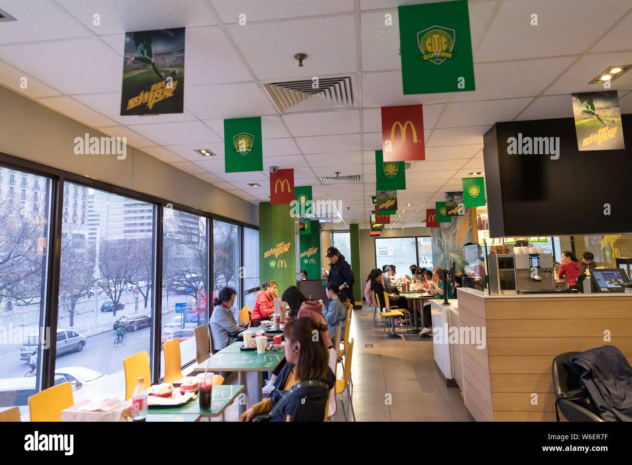 Chinesische Kunden Essen an einem Grün- und Beijing Guoan FC-themed ...