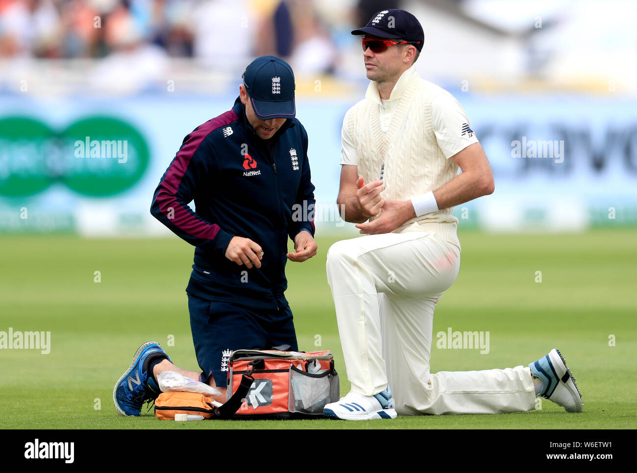 Der Engländer James Anderson (rechts) erhält die Behandlung auf seine ...