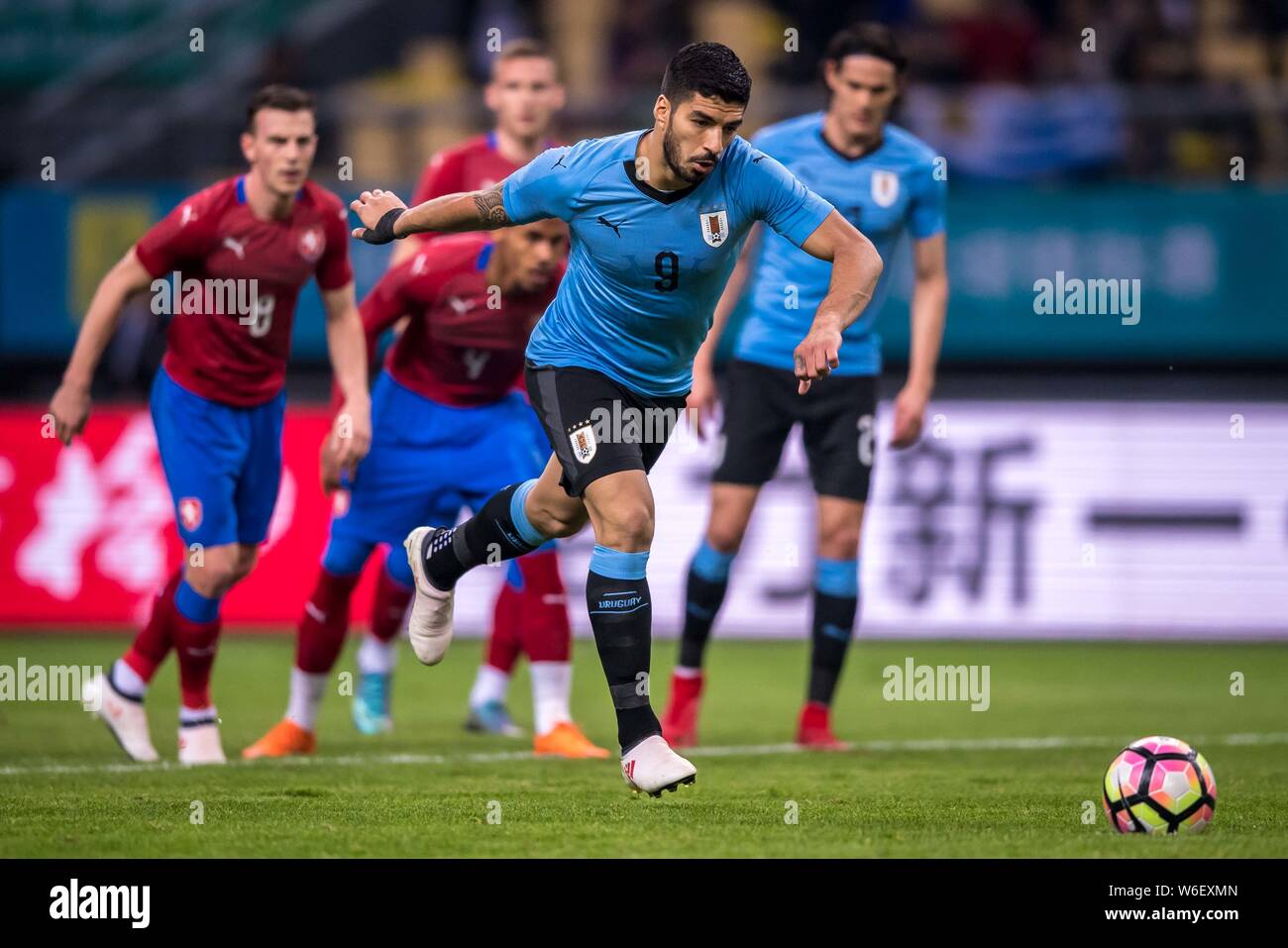 Luis Suarez von Uruguay nationale Fußballmannschaft kickt den Ball ...
