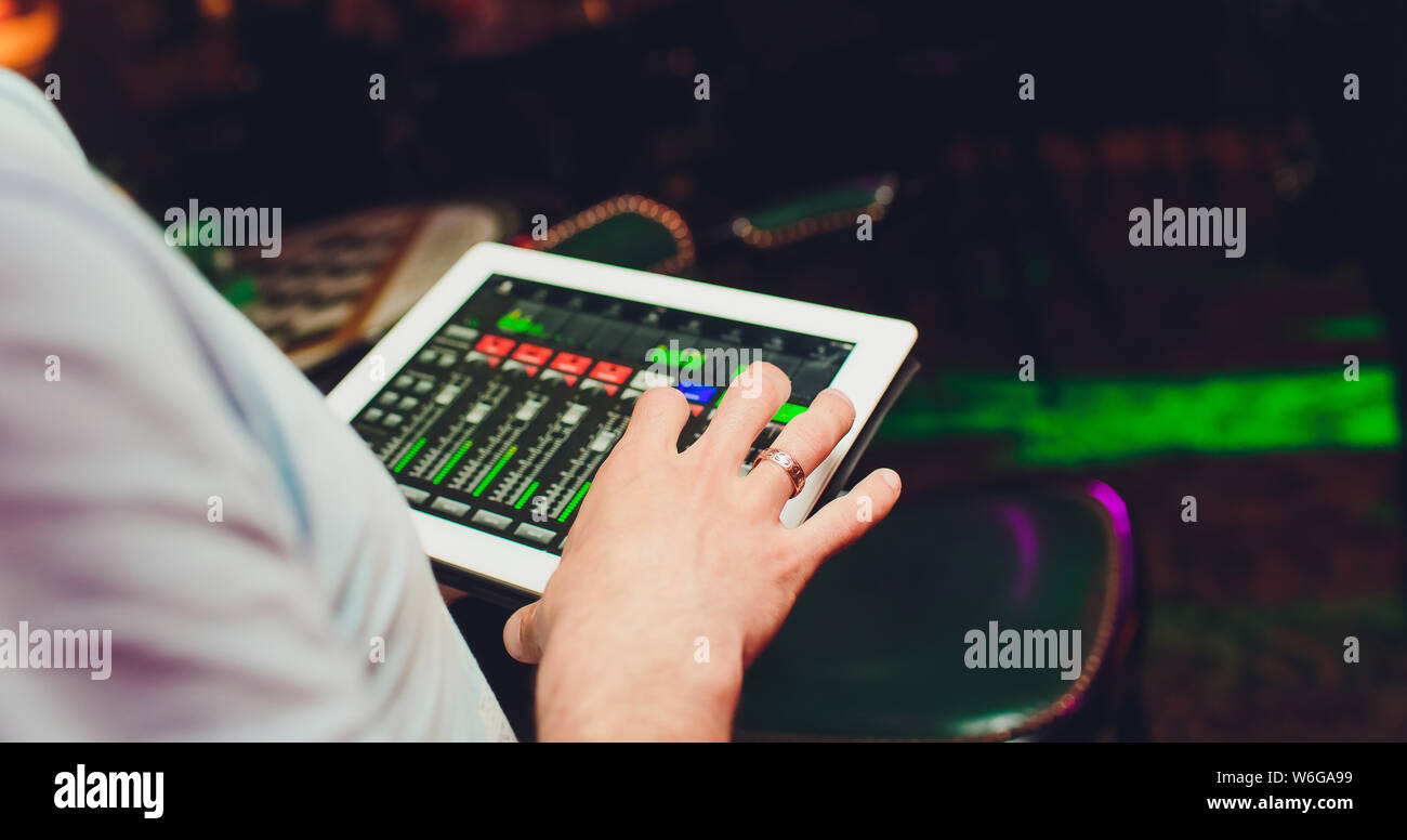 Studio arbeiten mit Ton und Licht Mischpult Konsole, Hände von Sound ...