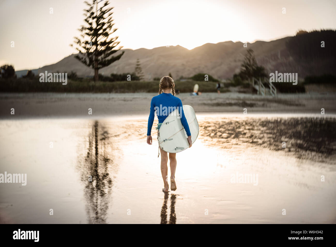 Preteen beach summer -Fotos und -Bildmaterial in hoher Auflösung – Alamy