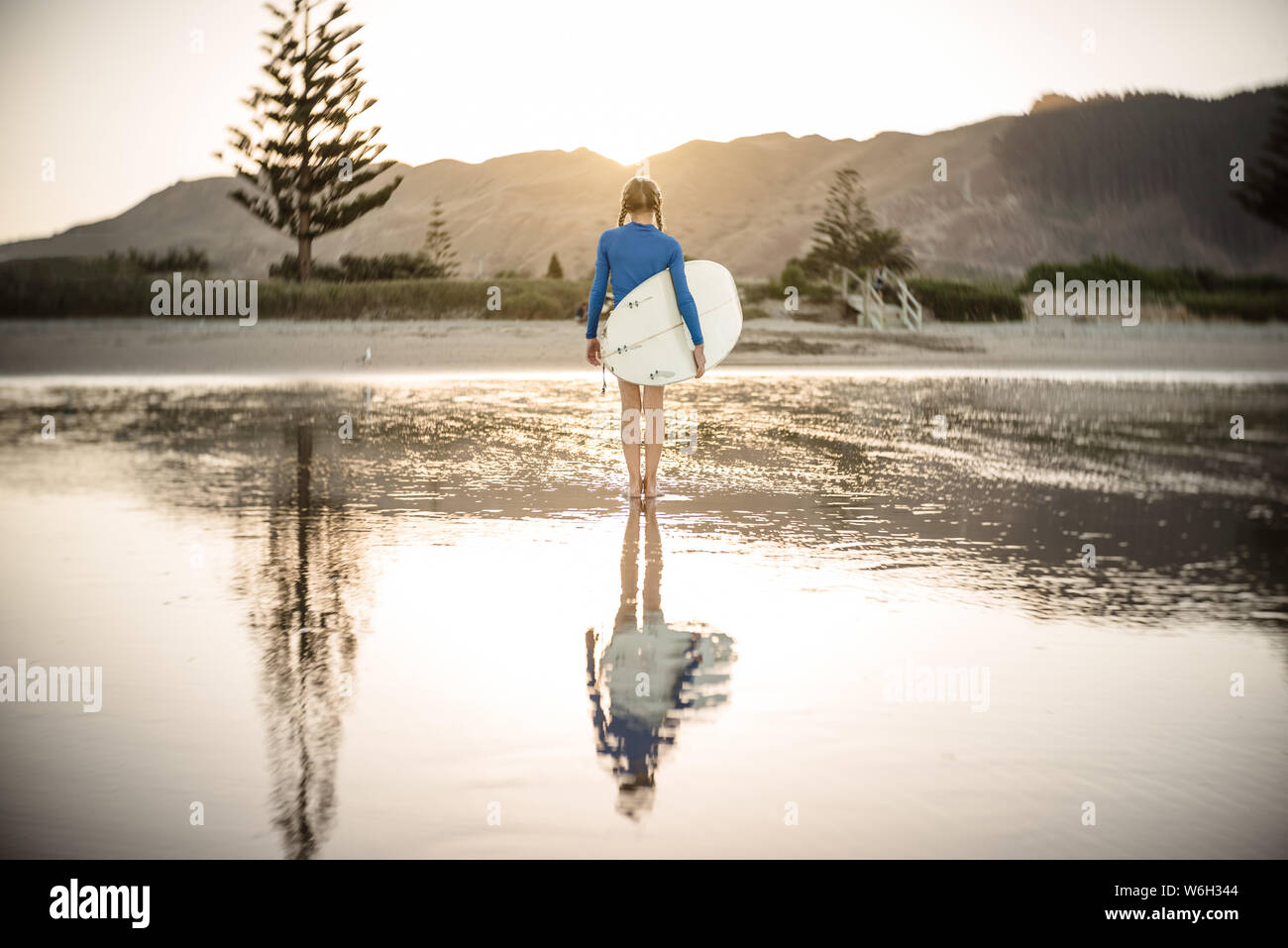 Beautiful Tween Girl Rear Stockfotos und -bilder Kaufen - Alamy