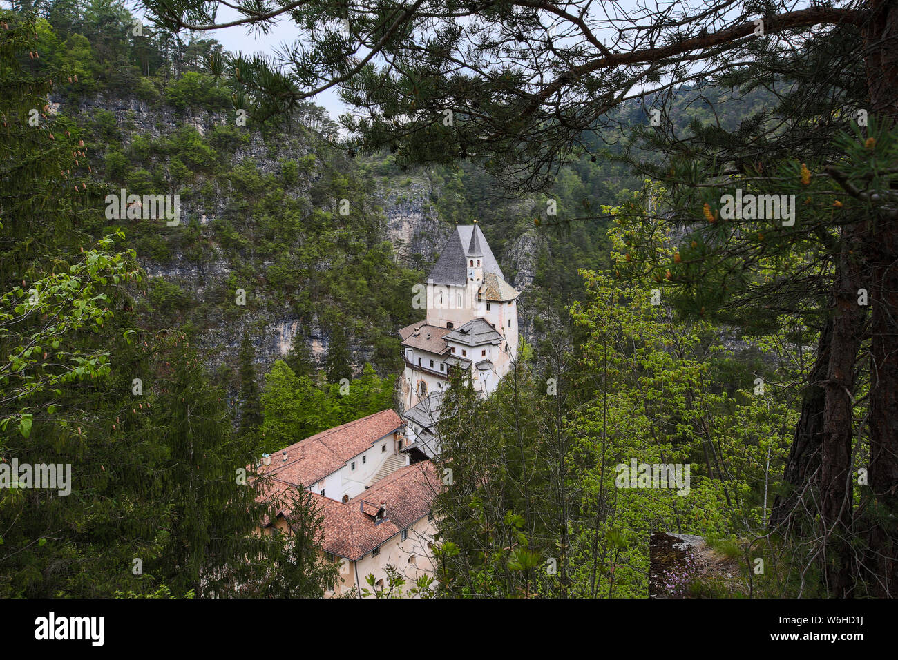 Heiligtum von san romedio -Fotos und -Bildmaterial in hoher Auflösung ...