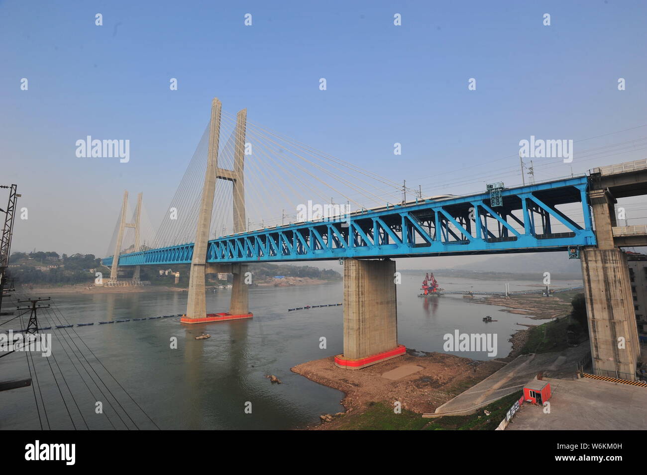 Der Doppeldecker steel truss Kabel bleiben Eisenbahnbrücke, die neu ...