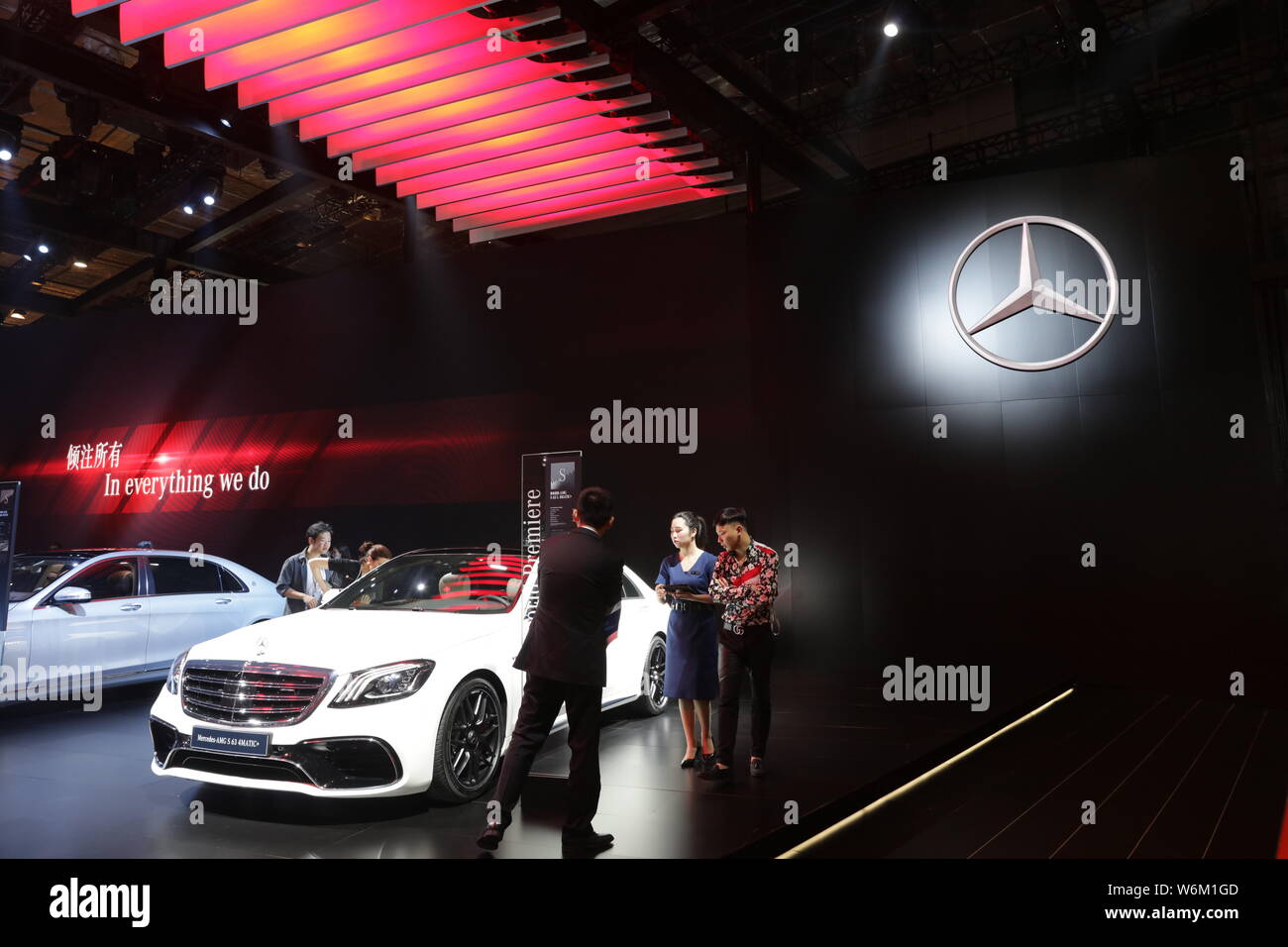 Mercedes-AMG S63 4MATIC + ist auf dem Stand von Mercedes-Benz im 17. Shanghai Internationalen ...