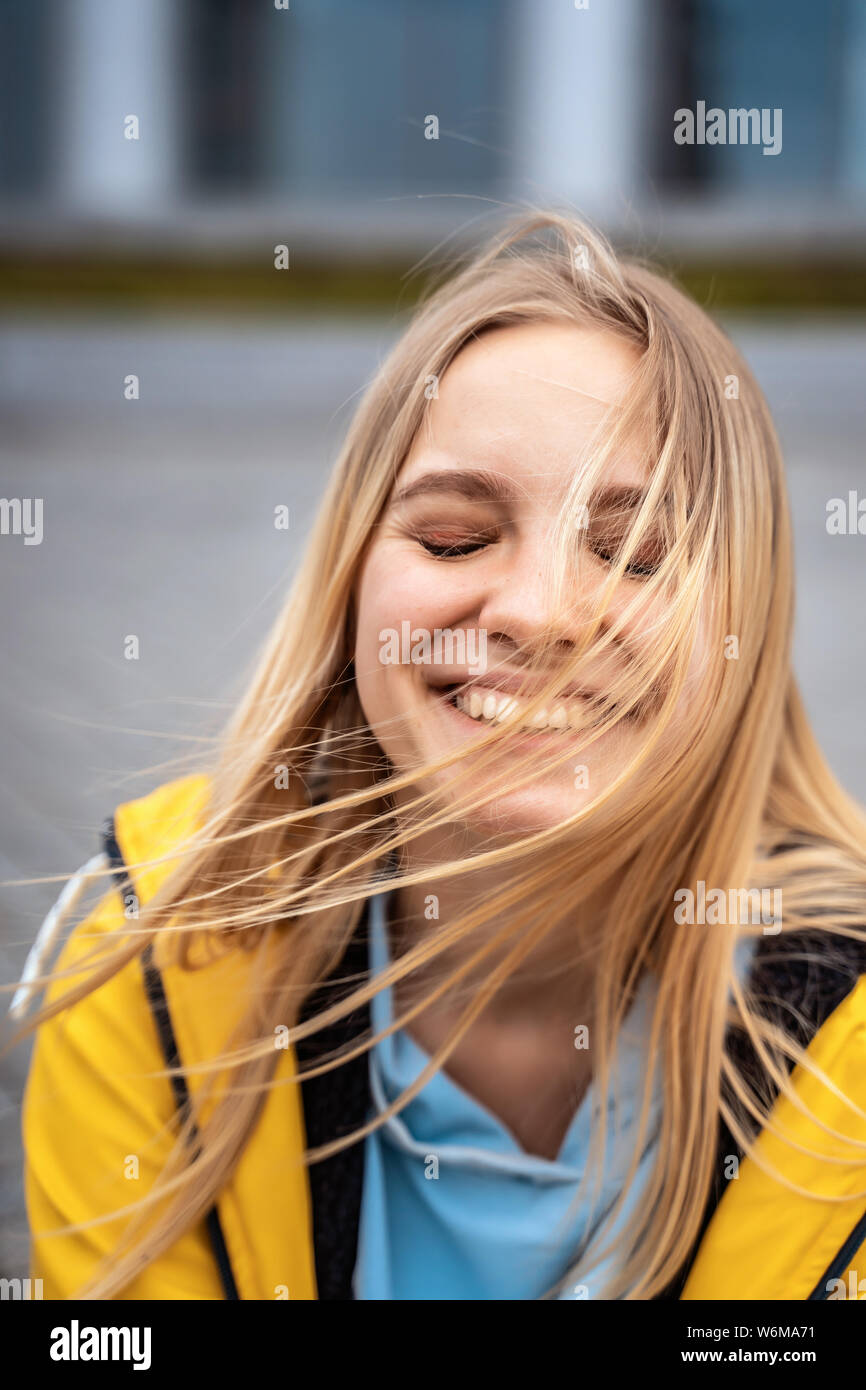 Schöne Junge Blonde Frau Auf Der Straße Mit Dem Wind Im Haar Posing Stockfotografie Alamy