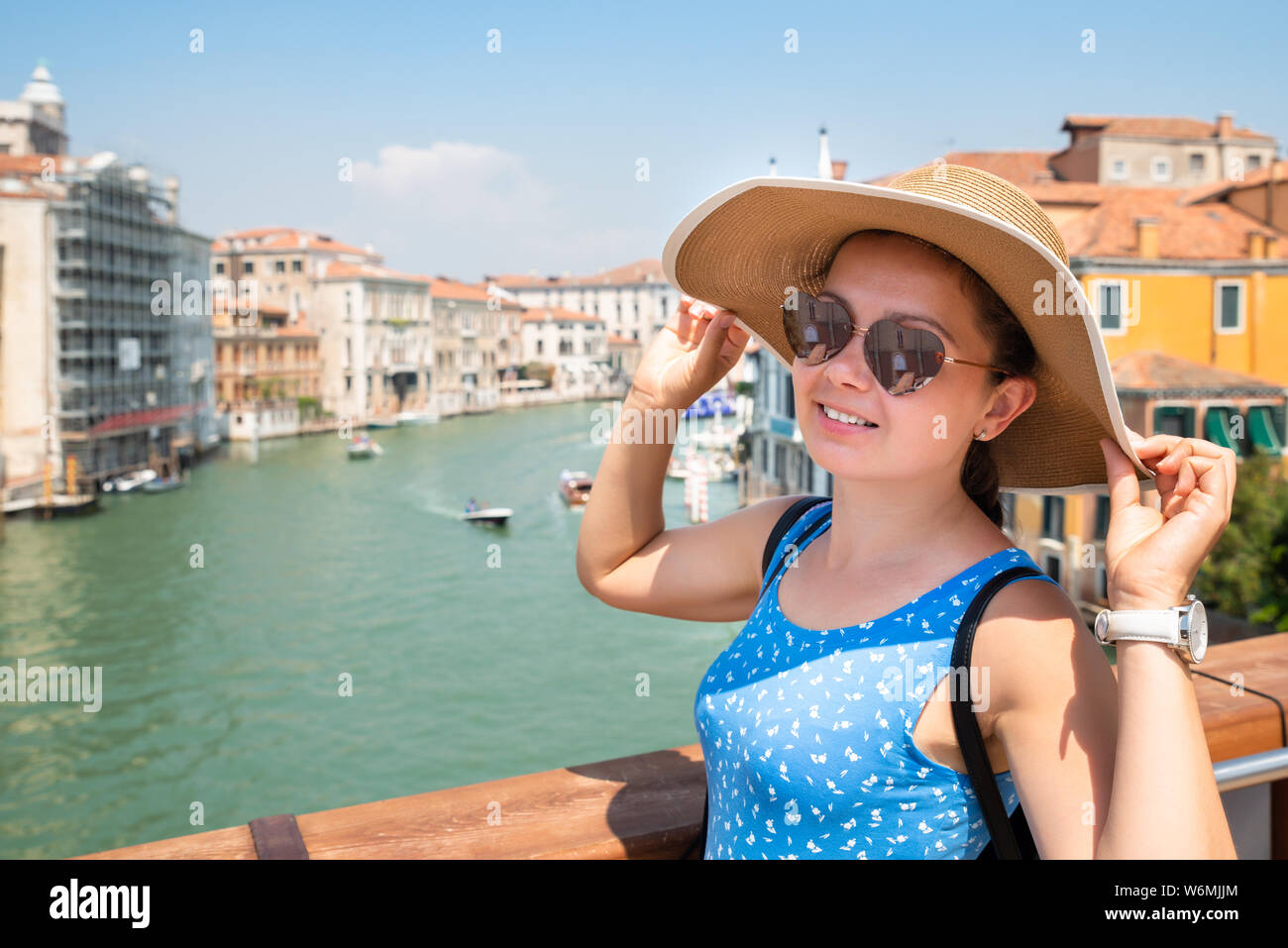 Female gondolier in venice -Fotos und -Bildmaterial in hoher Auflösung ...