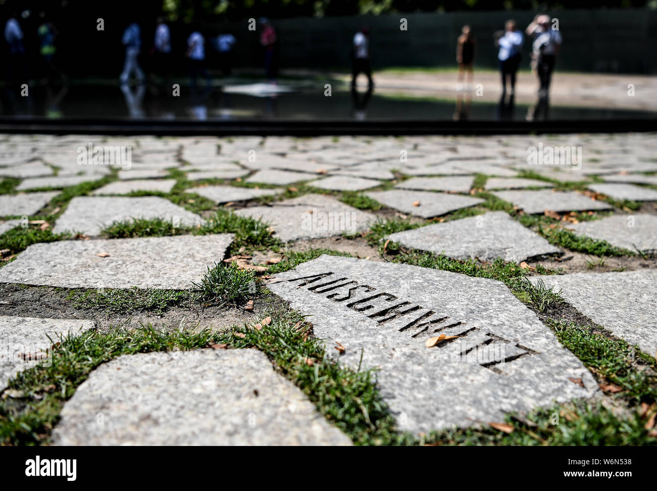 Berlin, Deutschland. 02 Aug, 2019. Touristen besuchen das Denkmal für die ermordeten Sinti und ...