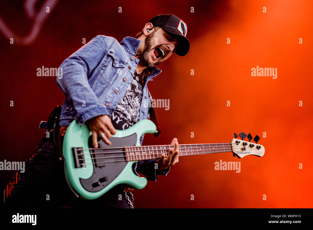 Bassist der stoneband -Fotos und -Bildmaterial in hoher Auflösung – Alamy