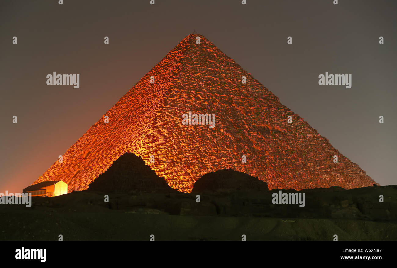 Pyramide von gizeh bei nacht -Fotos und -Bildmaterial in hoher ...