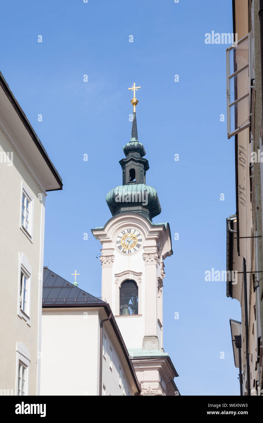 Der Kirchturm der Kirche Sankt Sebastian in Salzburg, Österreich ...