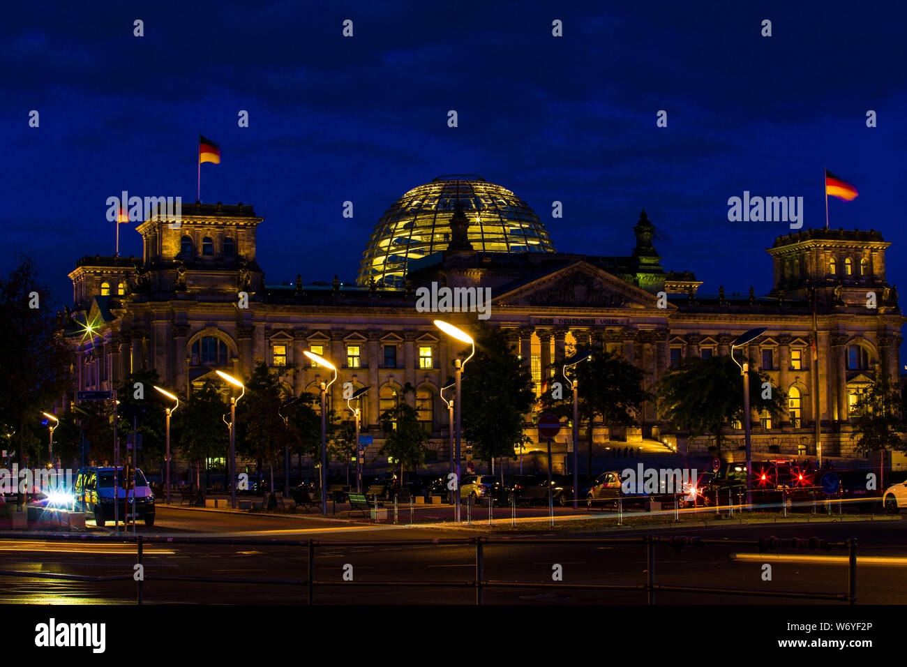 Reichstag berlin menschen flaggen -Fotos und -Bildmaterial in hoher Auflösung – Alamy