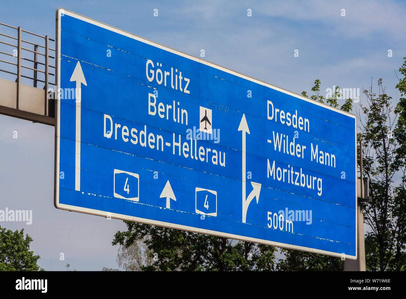 Licht auf autobahnschild -Fotos und -Bildmaterial in hoher Auflösung ...