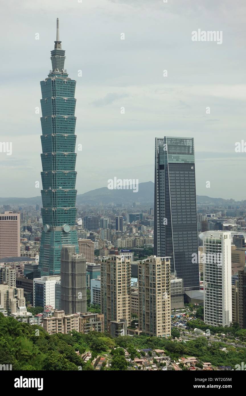 TAIPEI, Taiwan - 4 May 2019 - Blick auf die Skyline und dem Taipei 101 Wolkenkratzer Taipeh ...