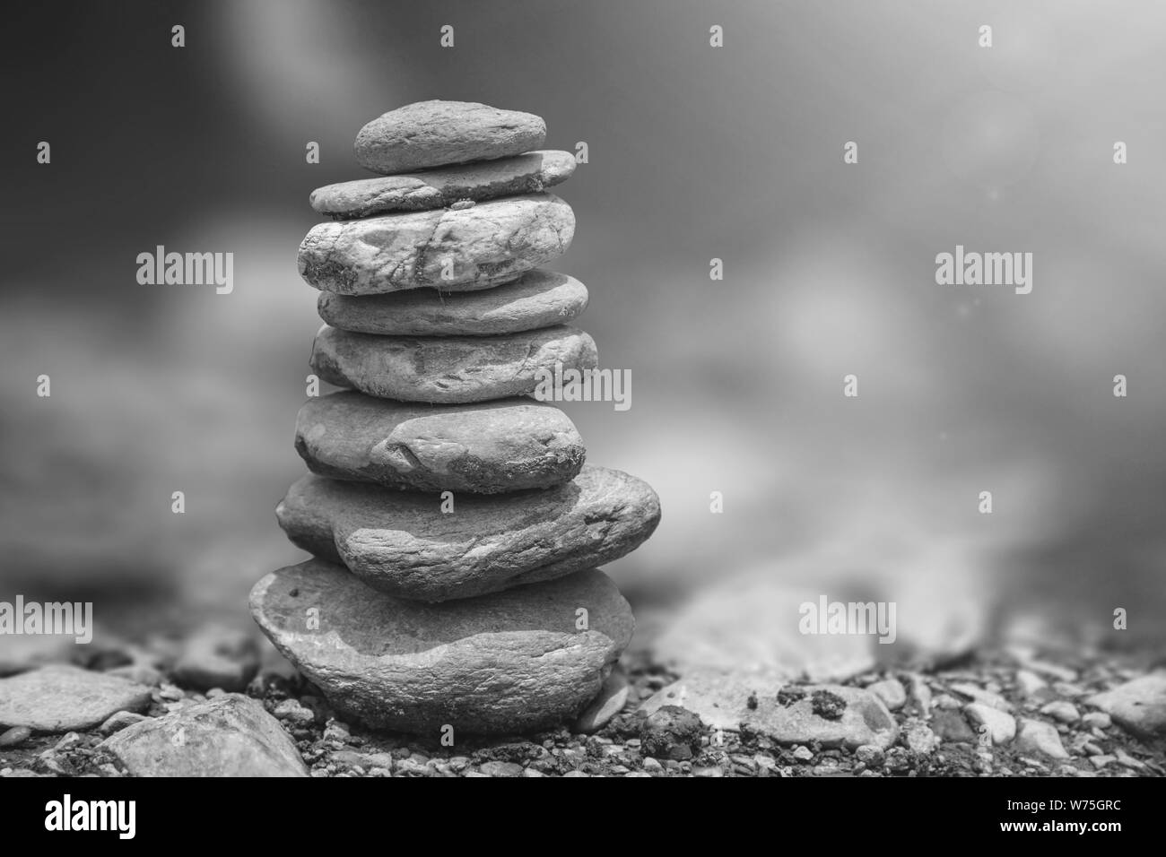 Kiessteinturm am strand Schwarzweiß-Stockfotos und -bilder - Alamy