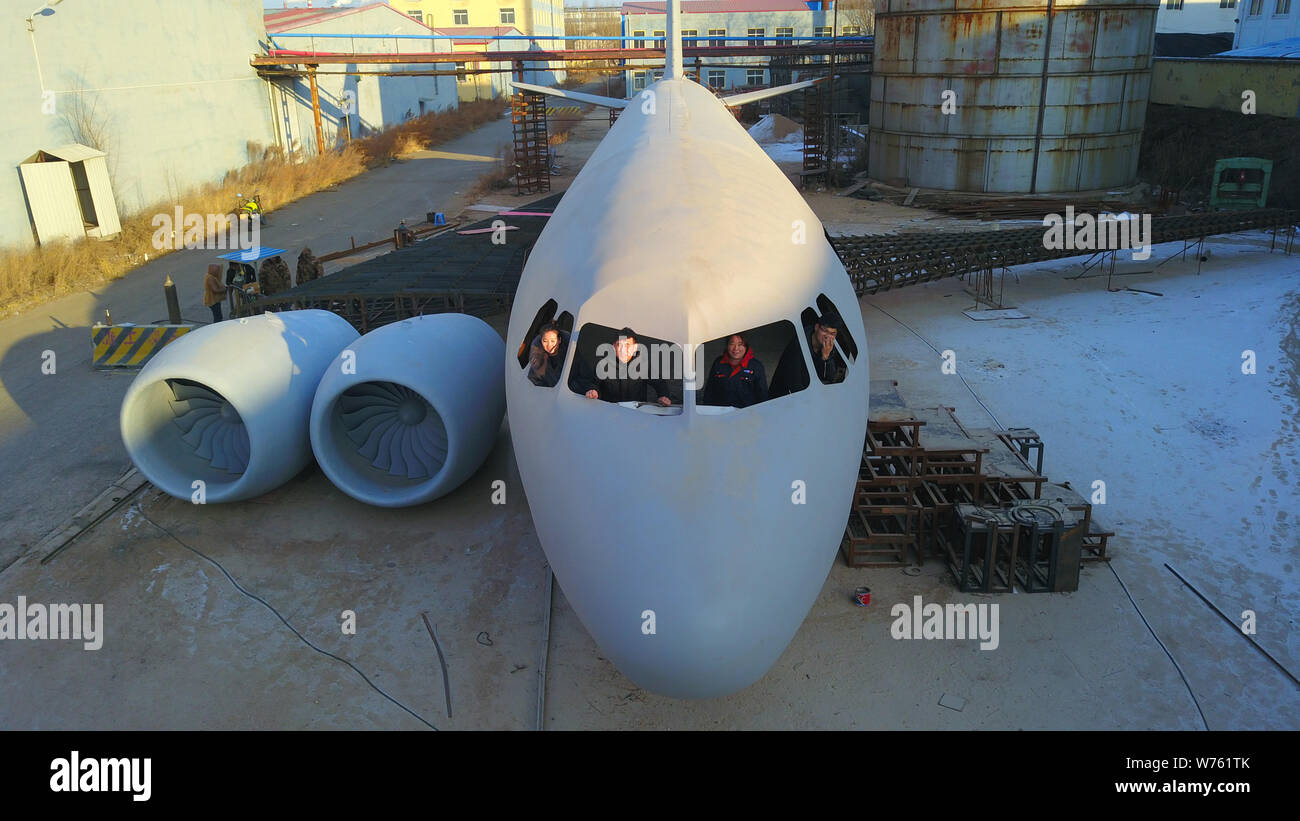 Chinesen Zhu Yue und sein Team im Cockpit Ihrer hausgemachten Airbus ...