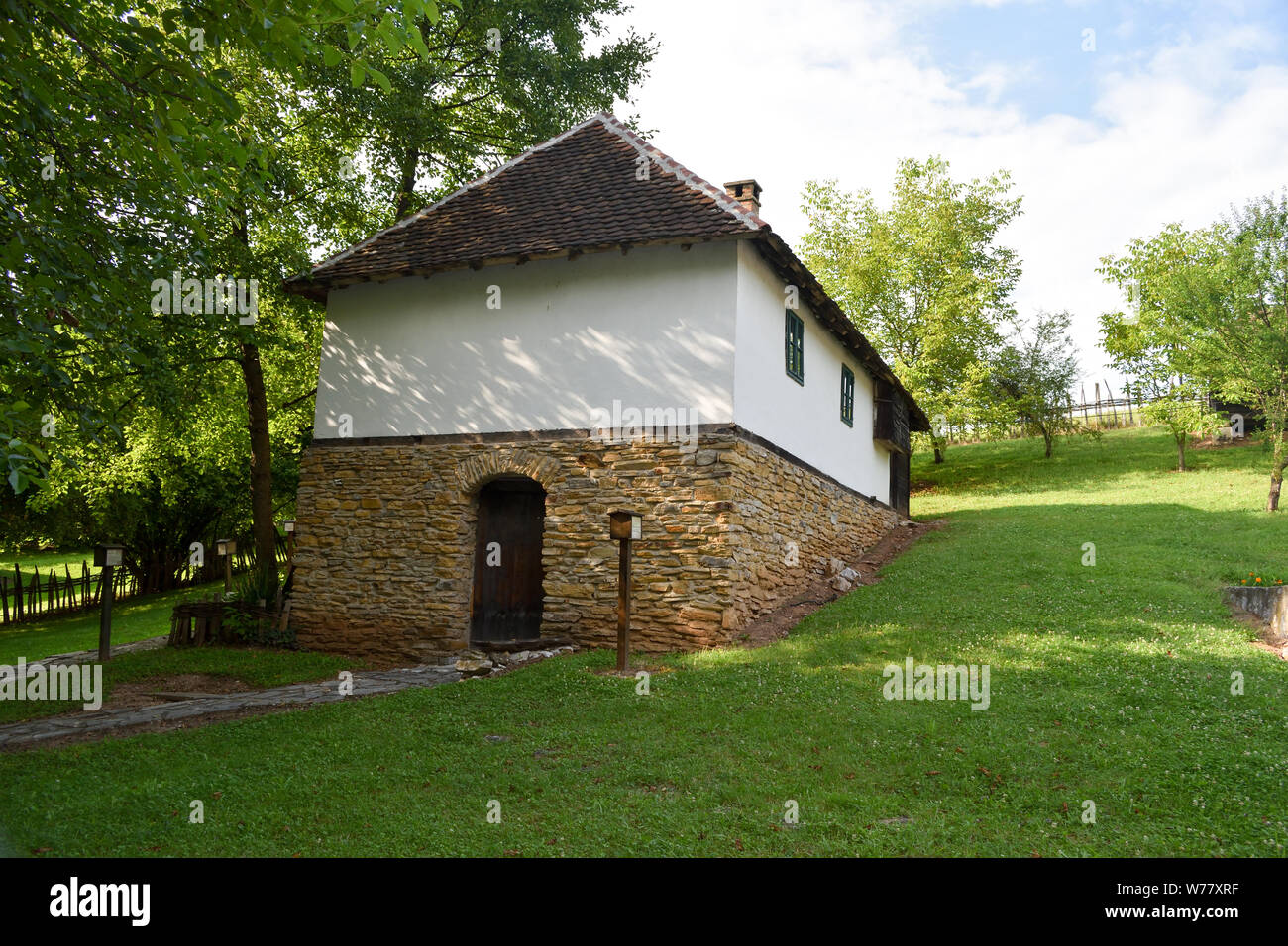 Traditionelles serbisches haus -Fotos und -Bildmaterial in hoher ...