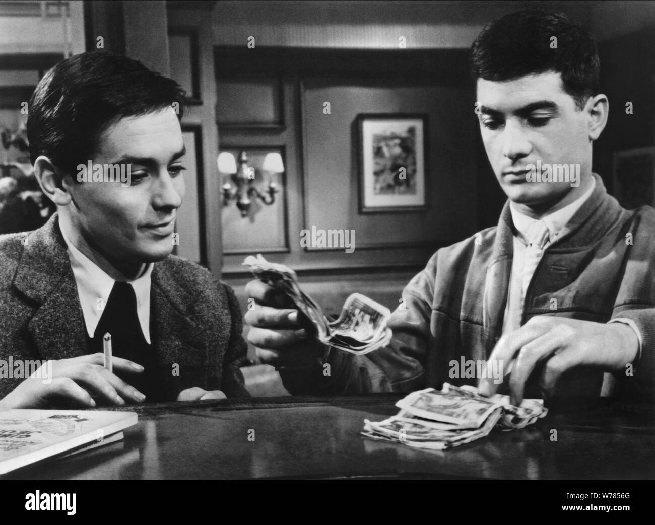 Alain Delon 1959 Schwarzweiß-Stockfotos und -bilder - Alamy