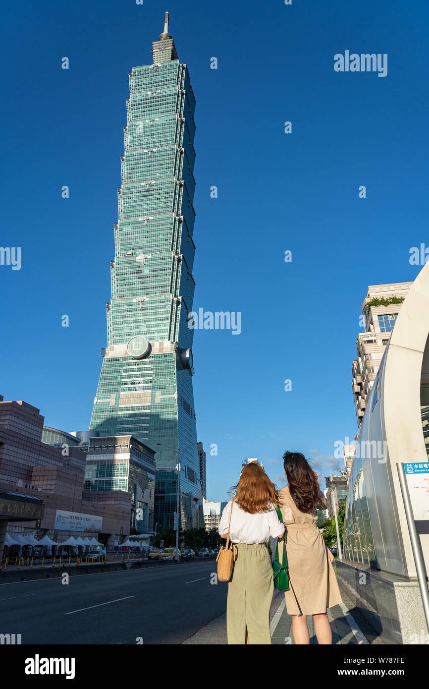 Taipei 101 World Trade Center Metro Station Street View, mit Wolkenkratzer Taipeh 101 Gebäude ...