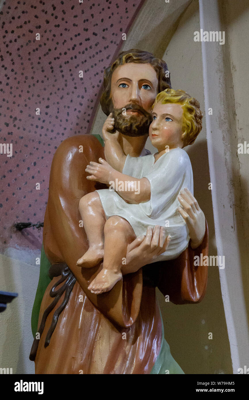 Heiliger joseph, der baby jesus hält -Fotos und -Bildmaterial in hoher ...