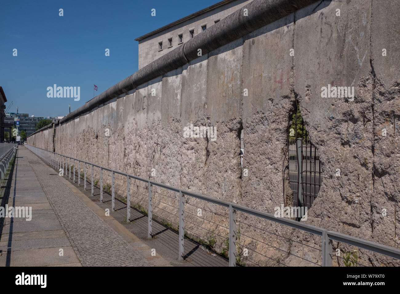 Abschnitt der Berliner Mauer und der angrenzenden Ausstellung der ...