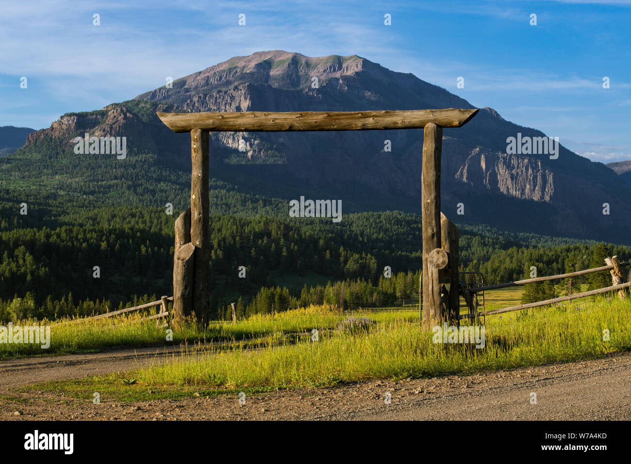 Western ranch gate -Fotos und -Bildmaterial in hoher Auflösung – Alamy