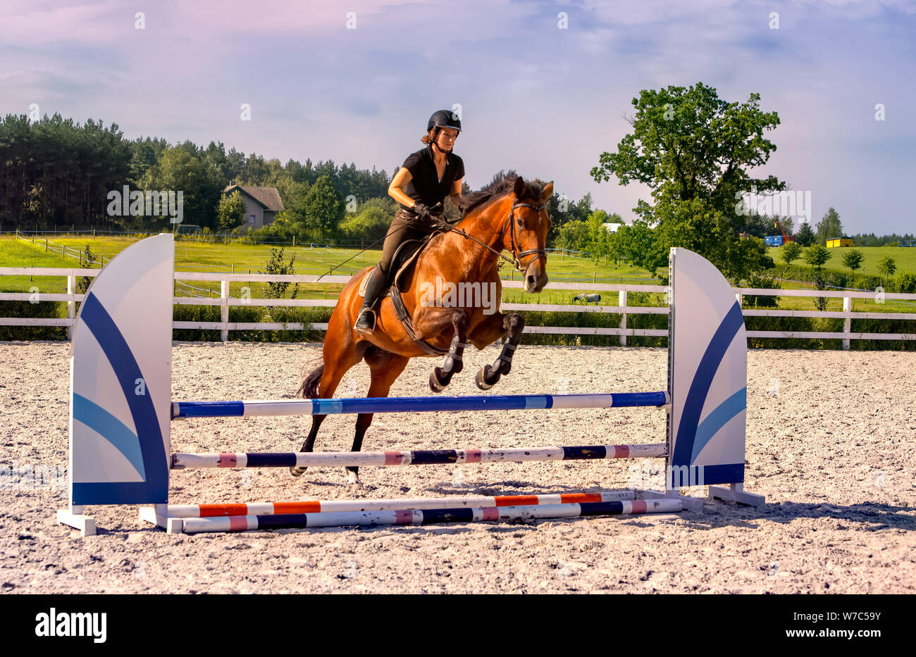 Sport beim springen -Fotos und -Bildmaterial in hoher Auflösung – Alamy