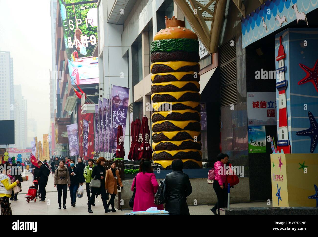 Giant burger king -Fotos und -Bildmaterial in hoher Auflösung – Alamy